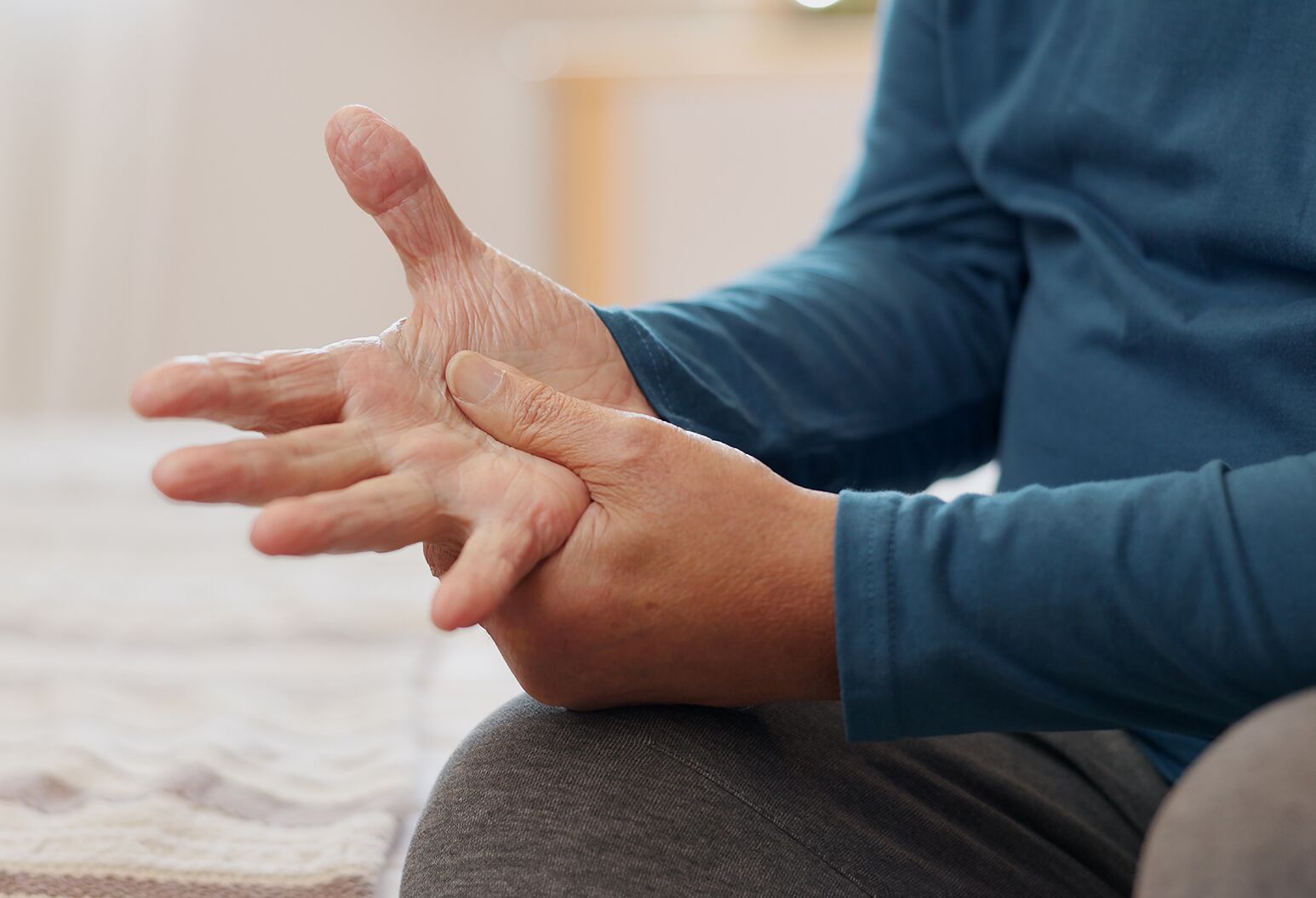 Stiff Fingers In The Morning? Here’s When It Might Mean Arthritis | The ...