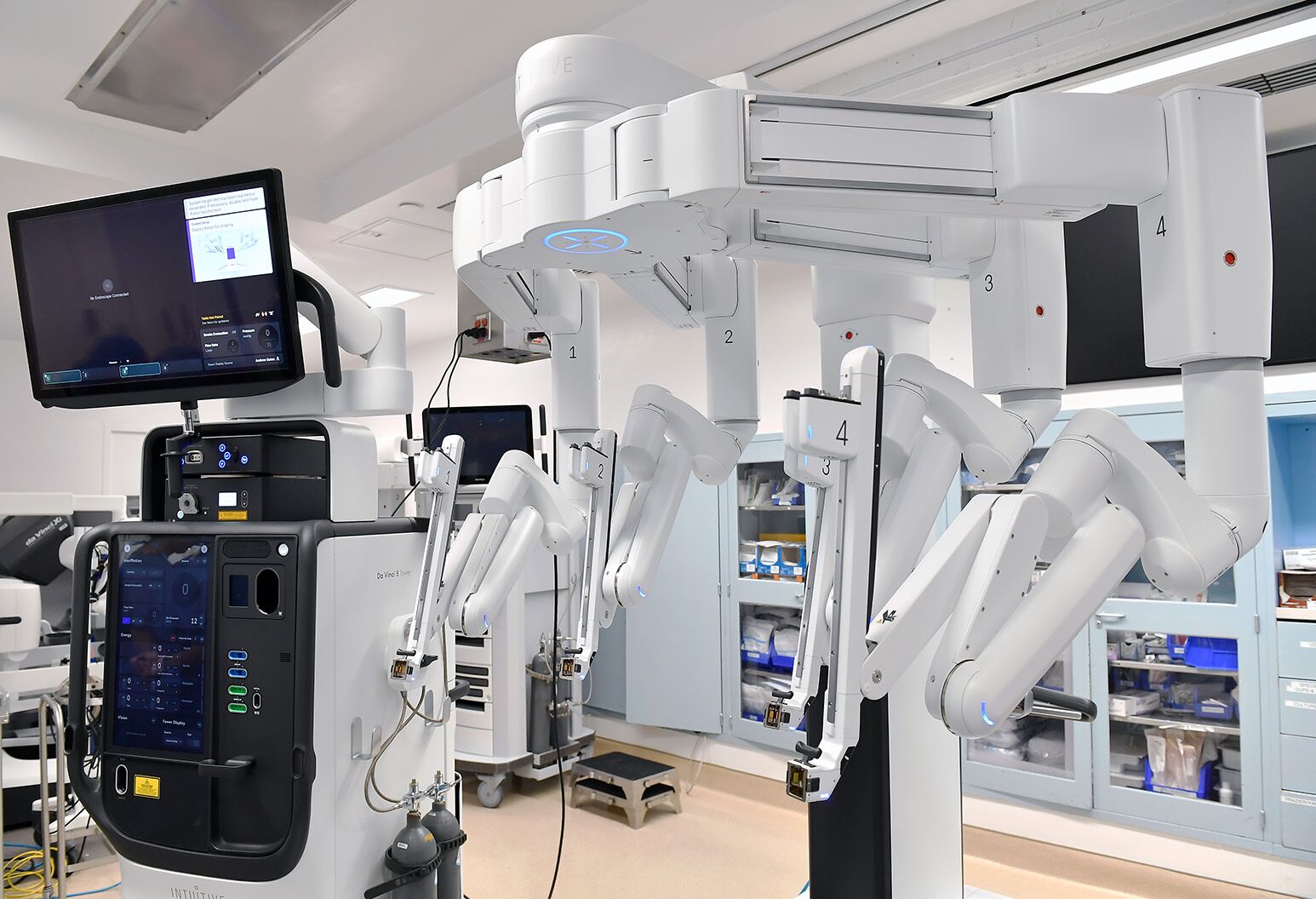 SSUH adds da Vinci 5 robot to improve patient outcomes | Northwell Health