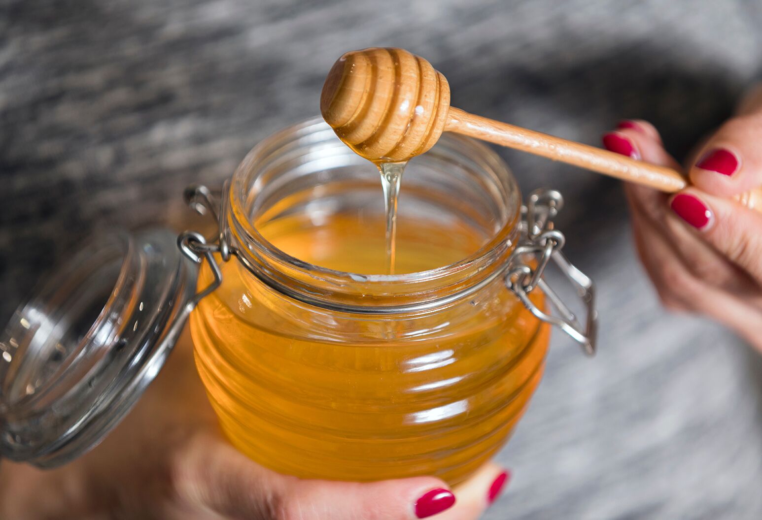 Manuka Honey Benefits: Worth The Hype? | The Well by Northwell